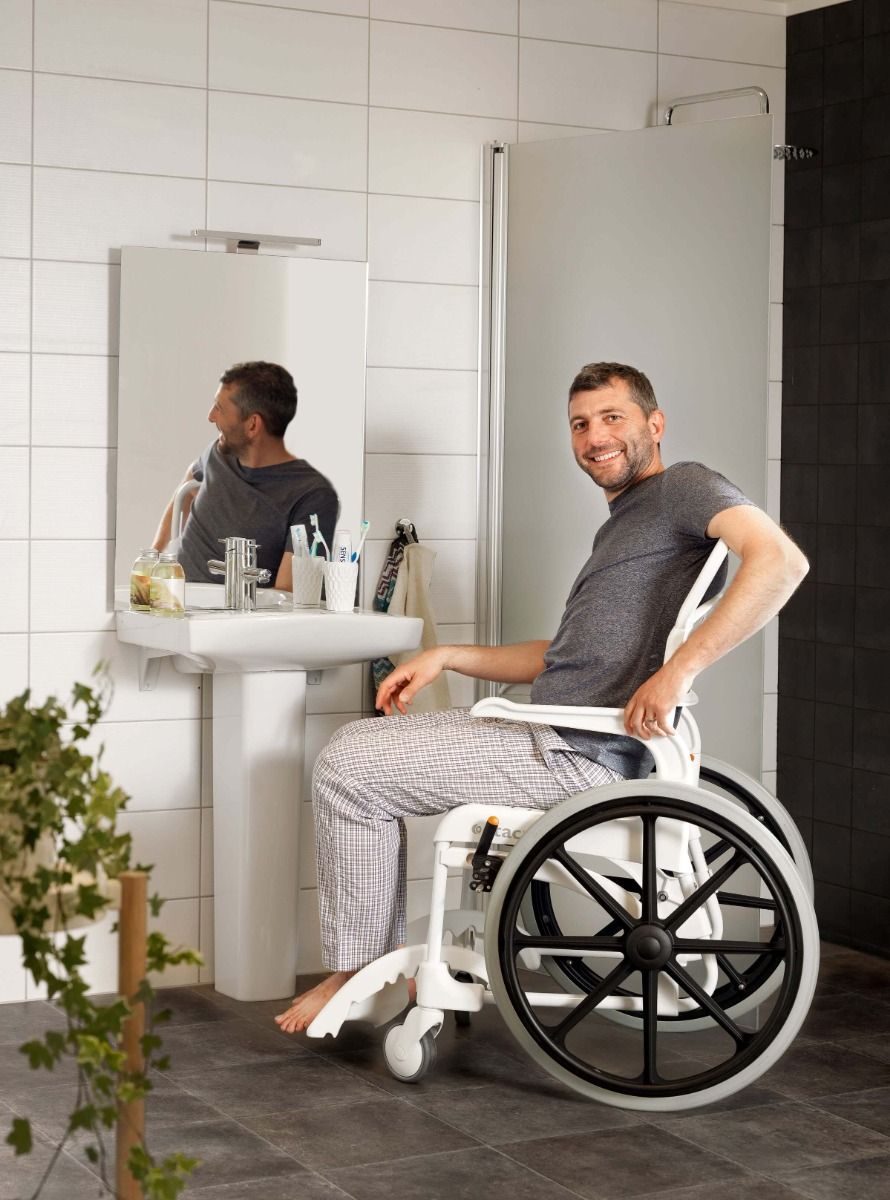 Etac Clean 24" Toilet- en Doucherolstoel - Hulpmiddelwereld